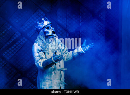 Fine Time Fontayne plays the Ghost of King Hamlet during a dress ...