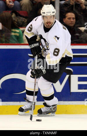 Pittsburgh Penguins Mark Recchi, right, celebrates his team's only goal ...