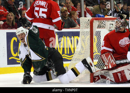 Detroit Red Wings goalie Manny Legace stops a Columbus Blue Jackets ...
