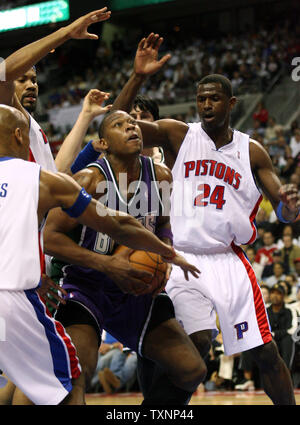 Milwaukee Bucks forward Bobby Simmons (21) puts up a shot against the ...