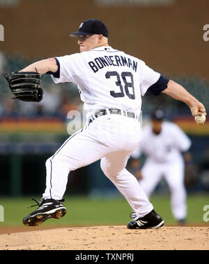 Detroit Tigers starting pitcher Chris Paddack throws out Atlanta Braves ...