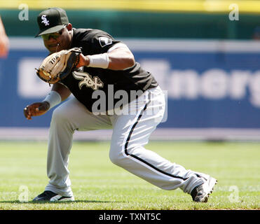 Chicago White Sox short stop Luisangel Acuña picks off New York Yankees ...