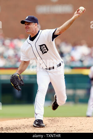Texas Rangers starting pitcher Kenny Rogers throws to the Anaheim ...
