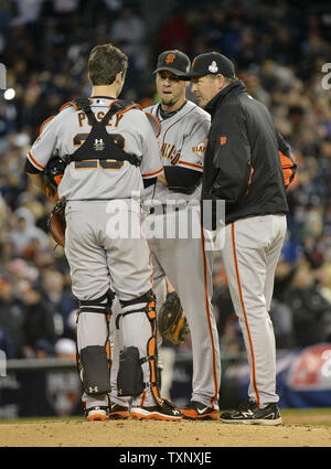 Giants pitching coach Dave Righetti talks to Madison Bumgarner and ...