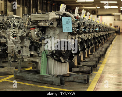 Detroit Diesel DD-13 engines on the assembly line at the Daimler ...