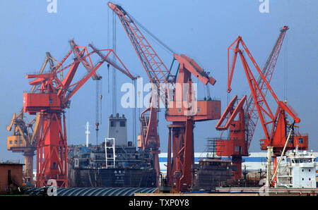 Old Chinese gantry cranes unload a giant container ship despite heavy ...