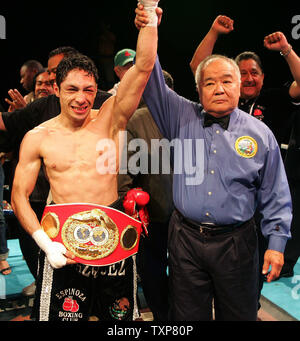 World Jr. Featherweight champion Israel Vazquez (left) of Mexico City ...