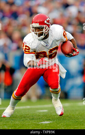 Kansas City Chiefs receiver Dante Hall (82) loses a pass meant for him ...