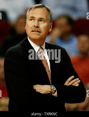 Houston Rockets head coach Mike D'Antoni watches an NBA basketball game ...
