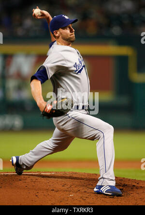 Los Angeles Dodgers' Mark Hendrickson pitches against the Cincinnati ...