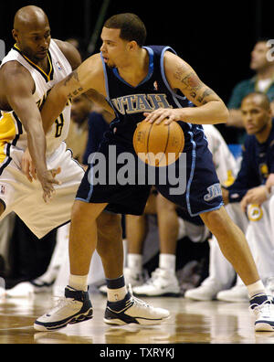 Utah Jazz guard Deron Williams puts up a shot during the second half of ...