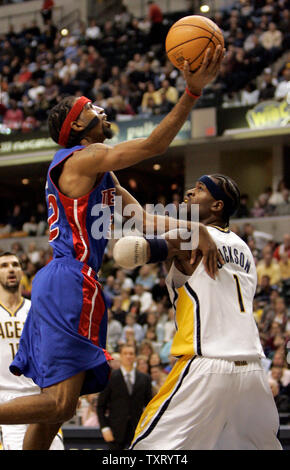 Detroit Pistons Richard Hamilton (32) looks to pass the ball against ...