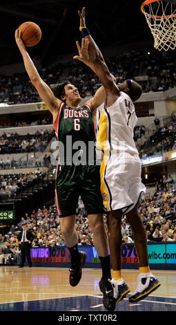 Milwaukee Bucks center Andrew Bogut (6) of Australia slam buck during ...