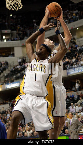 Indiana Pacers' Jeff Foster (10) puts up a shot over Utah Jazz' Rafael ...
