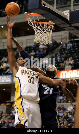 Memphis Grizzlies forward Hakim Warrick (21) shoots under pressure by ...