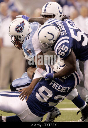 Tennessee Titans quarterback Vince Young warms up before the start of ...