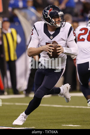 Houston Texans quarterback Brandon Weeden (5) throws against the New ...