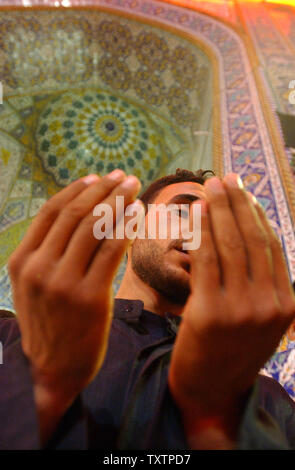 Tens of thousands of Muslim pilgrims attend night prayers around the ...