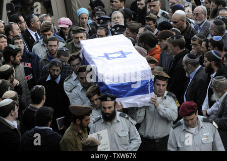 Israeli soldiers carry the flag draped coffin of Staff Sgt. Nave ...