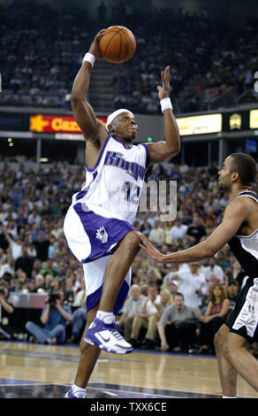 Sacramento Kings' Bonzi Wells drives to the basket against New Orleans ...