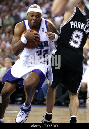 Sacramento Kings' Bonzi Wells drives to the basket against New Orleans ...