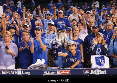 Toronto Blue Jays fans cheer after Game 4 of baseball's American League ...