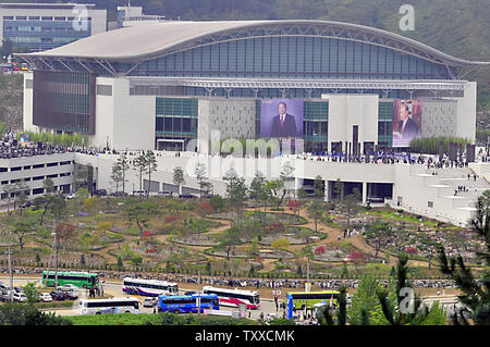 Members of the Unification Church pay their respects to the church's ...