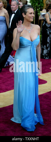 Jamie Lee Curtis poses for photographers upon arrival at the premiere ...