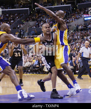 Los Angeles Lakers' Karl Malone goes up for a shot as Memphis Grizzlies ...