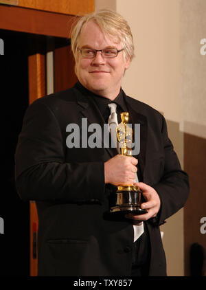Phillip Seymour Hoffman appears backstage with the Oscar he won for ...