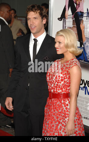 Cast members Jessica Simpson and Dane Cook arrive for the premiere of ...