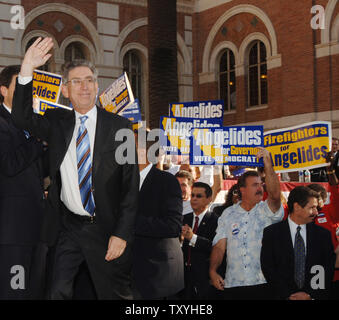 California Democratic gubernatorial candidate Phil Angelides (R ...