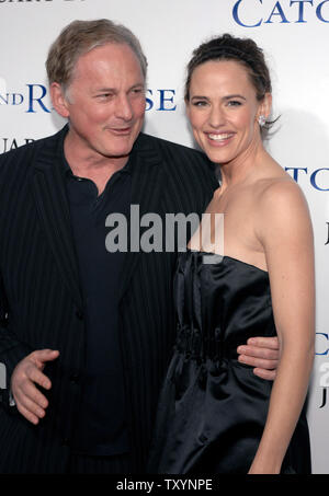 Actor Victor Garber (L) and actress Jennifer Garner pose for ...