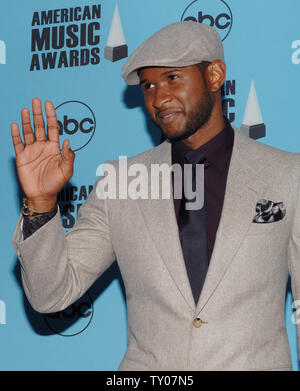 Usher appears backstage during the 2007 American Music Awards at the ...