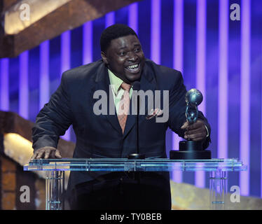 LaVan Davis accepts the award for best outstanding actor in a comedy ...