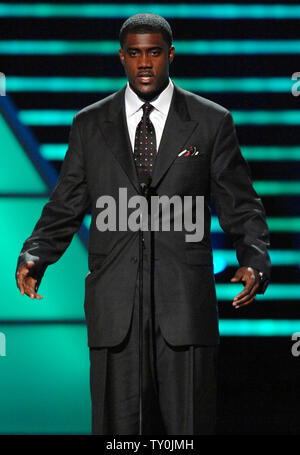 Kevin Everett accepts the Jimmy V award for perseverance at the 16th ...