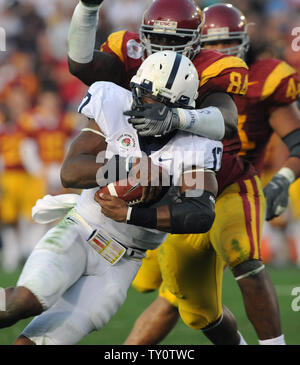 Penn State quarterback Daryll Clark (17) scrambles for 16-yards against ...