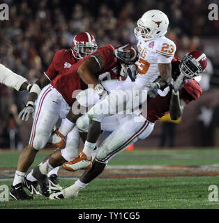 Texas Longhorns running back Tre Watson (5) carries the ball as ...