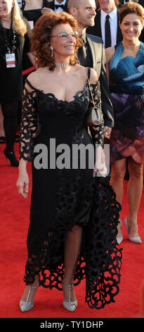 23 January 2010- Los Angeles, California- Jeremy Renner arrives at the ...