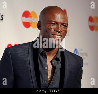Barbra Streisand, Actress and Singer, arrives at London Heathrow Stock ...