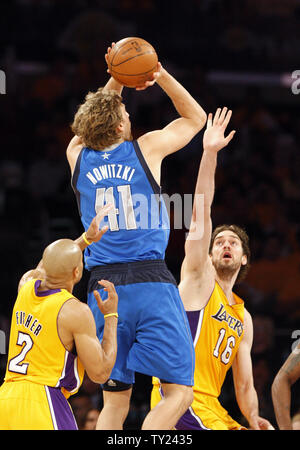Dirk Nowitzki of Dallas Mavericks shoots the ball against the Phoenix ...