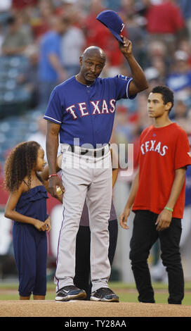 Texas Rangers first base coach Corey Ragsdale reacts during the ninth ...