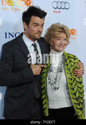Josh Duhamel With His Mother Bonny The Trevor Projects 2011 Trevor