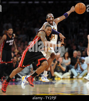 Miami Heat point guard Mario Chalmers (15) drives to the basket between ...
