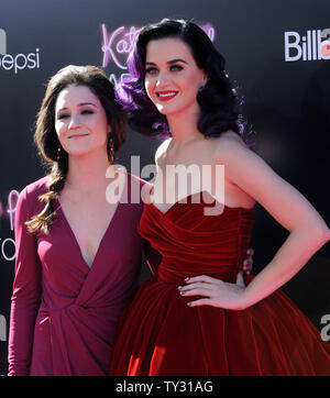 Singer Katy Perry (R) and actress Shannon Woodward attend the premiere ...