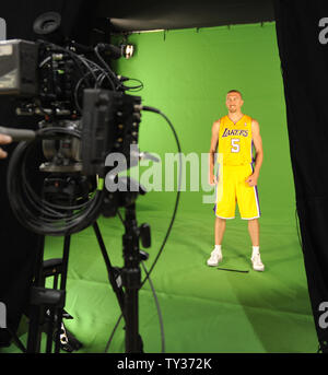 Los Angeles Lakers' Steve Blake (5) lays up a shot against Golden State ...