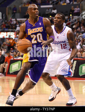 Los Angeles Lakers guard Jodie Meeks, left, puts up a shot as ...