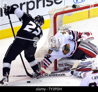 Los Angeles Kings center Trevor Lewis (61) controls the puck against ...