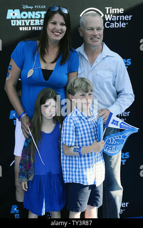 Neal McDonough, Ruve Robertson with their children Catherine and Morgan ...