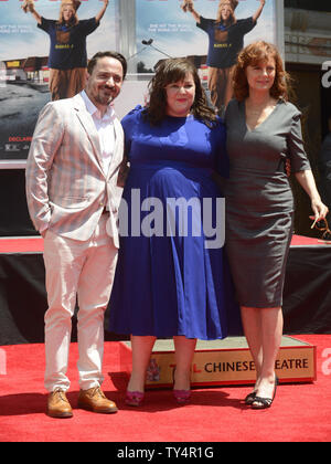 Actress Susan Sarandon (2-L) and her husband, actor Tim Robbins (R ...